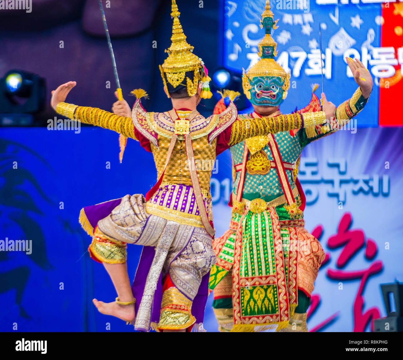 Thai dancers performing the traditinal Thai Khon dance at the Mask ...