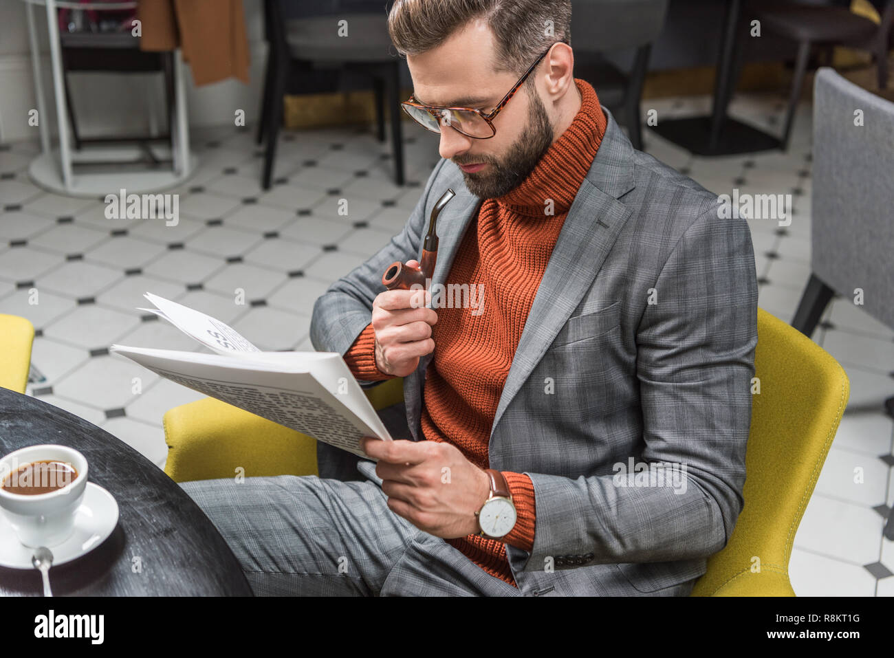 Man reading newspaper smoking pipe hi-res stock photography and images ...