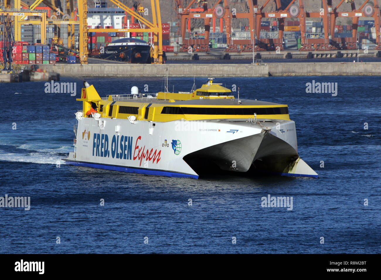 The high-speed car ferry Bencomo Express reaches the port of Santa Cruz ...
