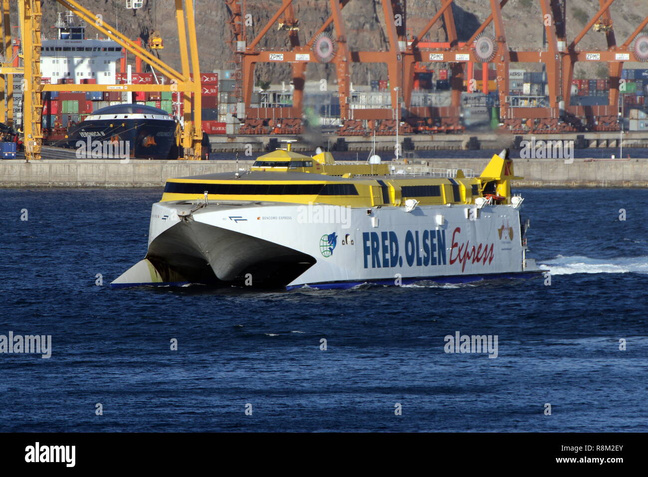 The high-speed car ferry Bencomo Express reaches the port of Santa Cruz ...