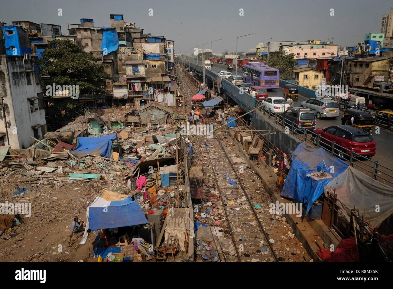 Mumbai slums hi-res stock photography and images - Alamy