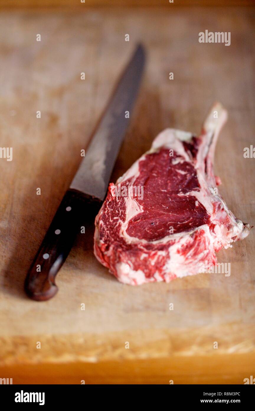 France, Paris, butcher shop Yves-Marie Le Bourdonnec, cutting of a rib ...