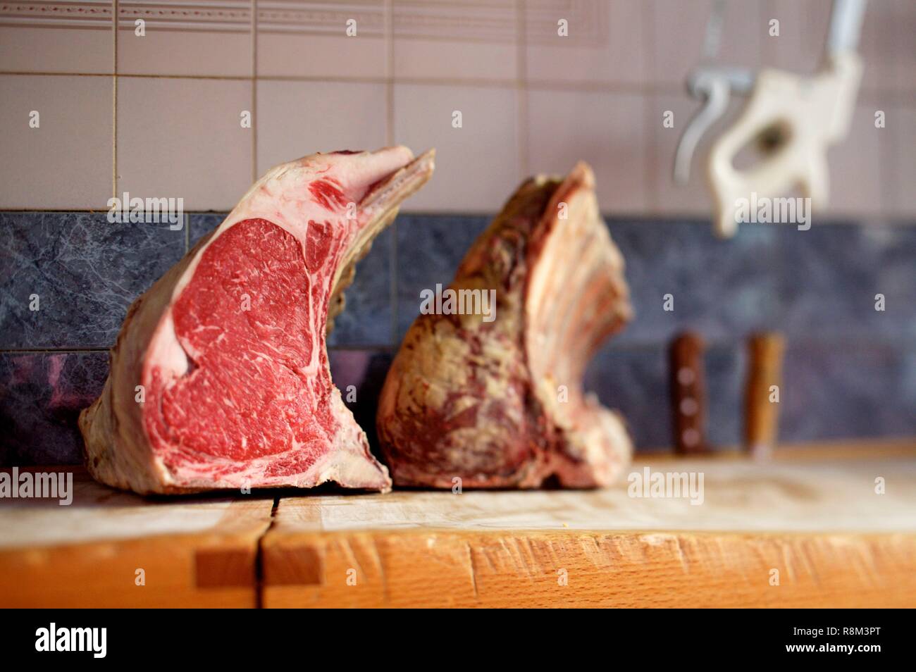France, Paris, butcher shop Yves-Marie Le Bourdonnec, ribs of beef ...