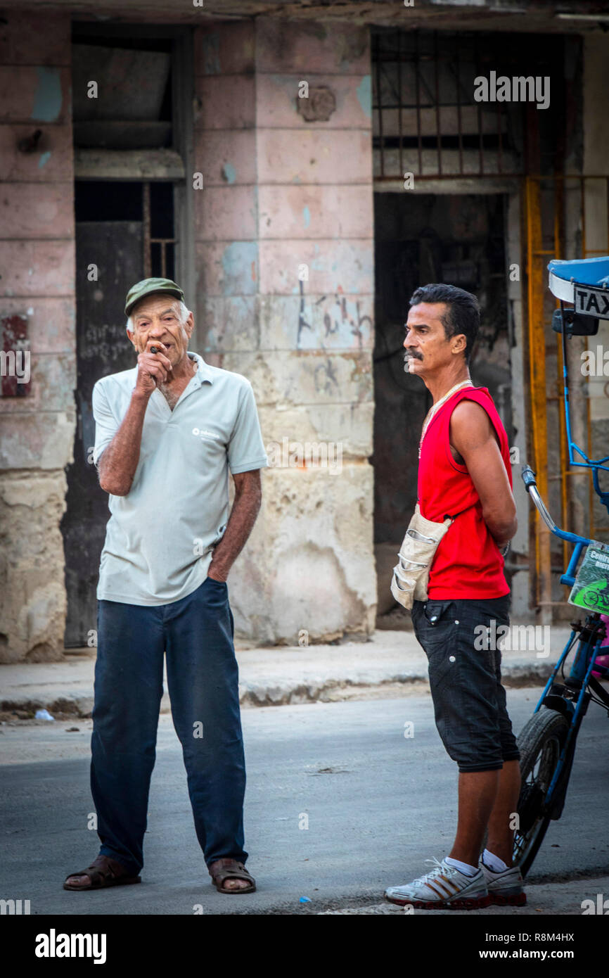 Two men street vendors hi-res stock photography and images - Alamy