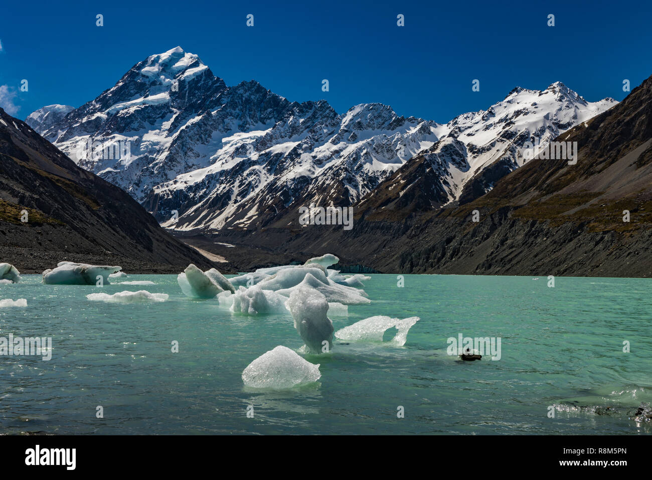 Mouintains in Hooker Valley Track in Aoraki National Park, New Zealand ...