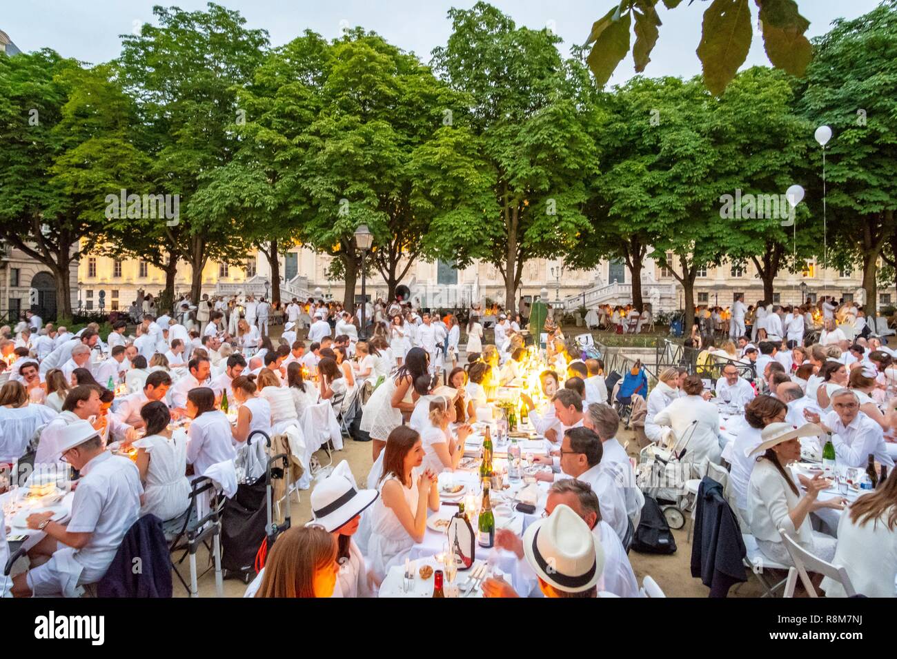 White dinner paris hi-res stock photography and images - Alamy