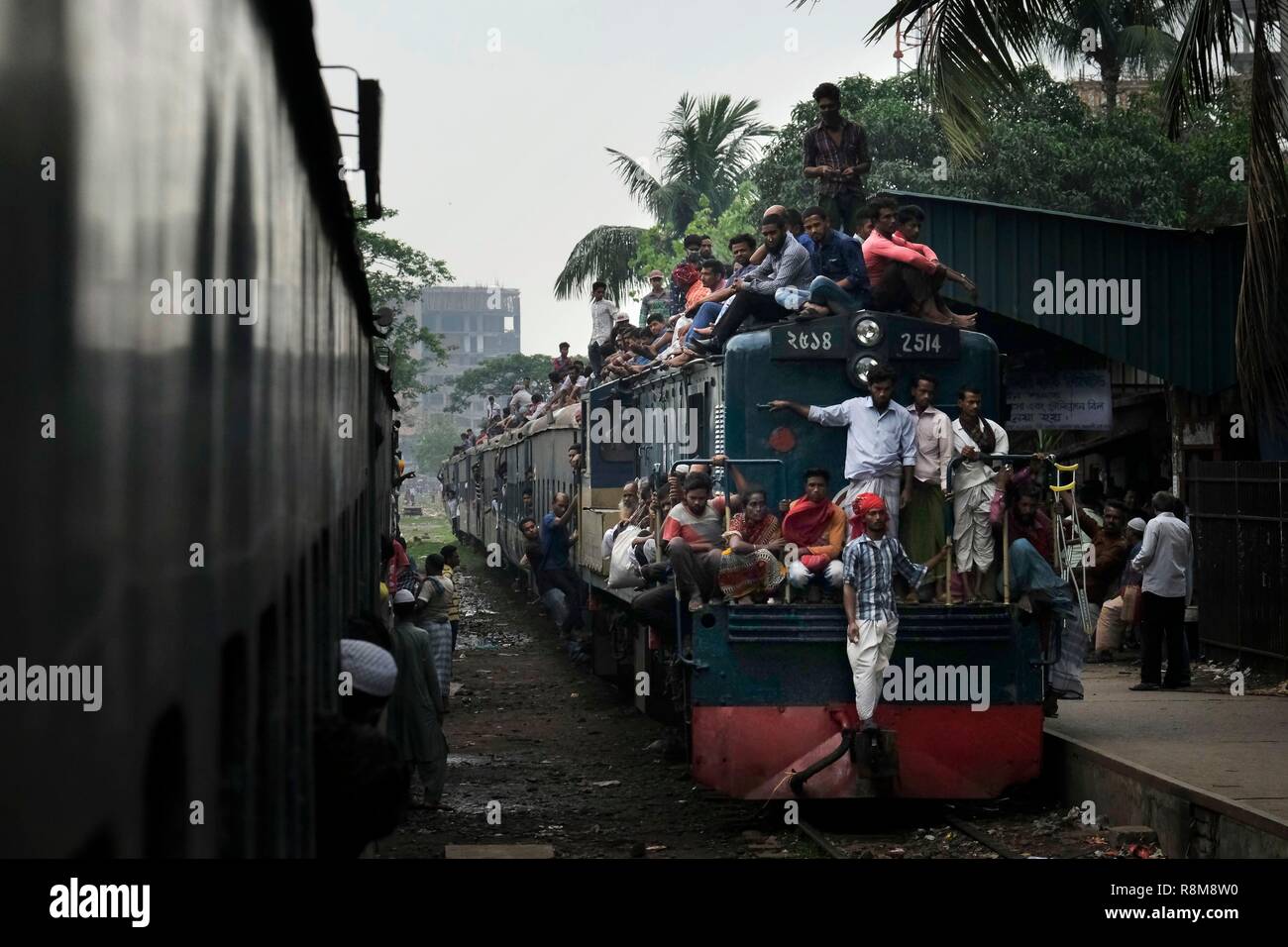 Bangladesh train crowd hi-res stock photography and images - Alamy