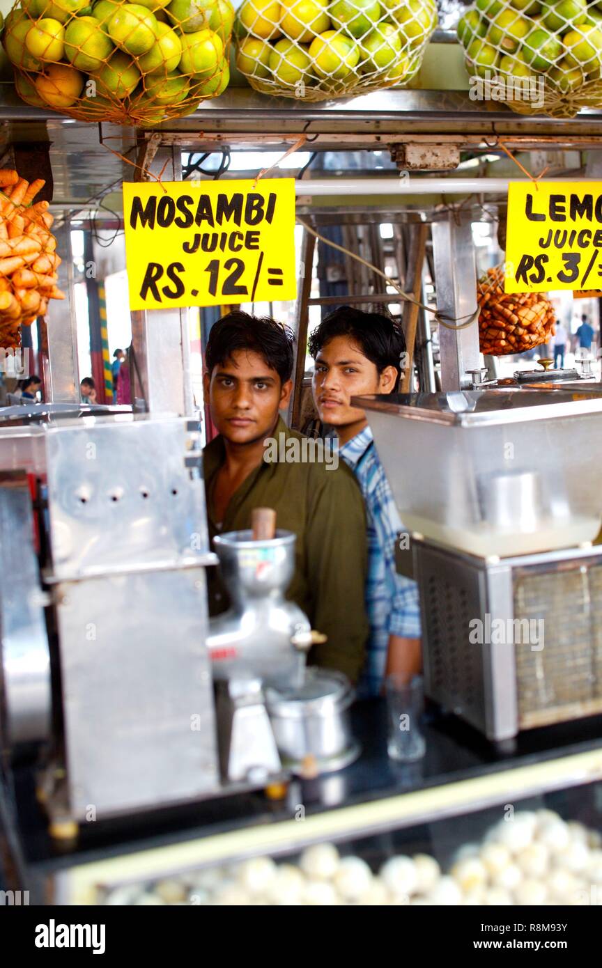 India, Maharashtra state, Mumbai (Bombay), preparation of fruit juices ...