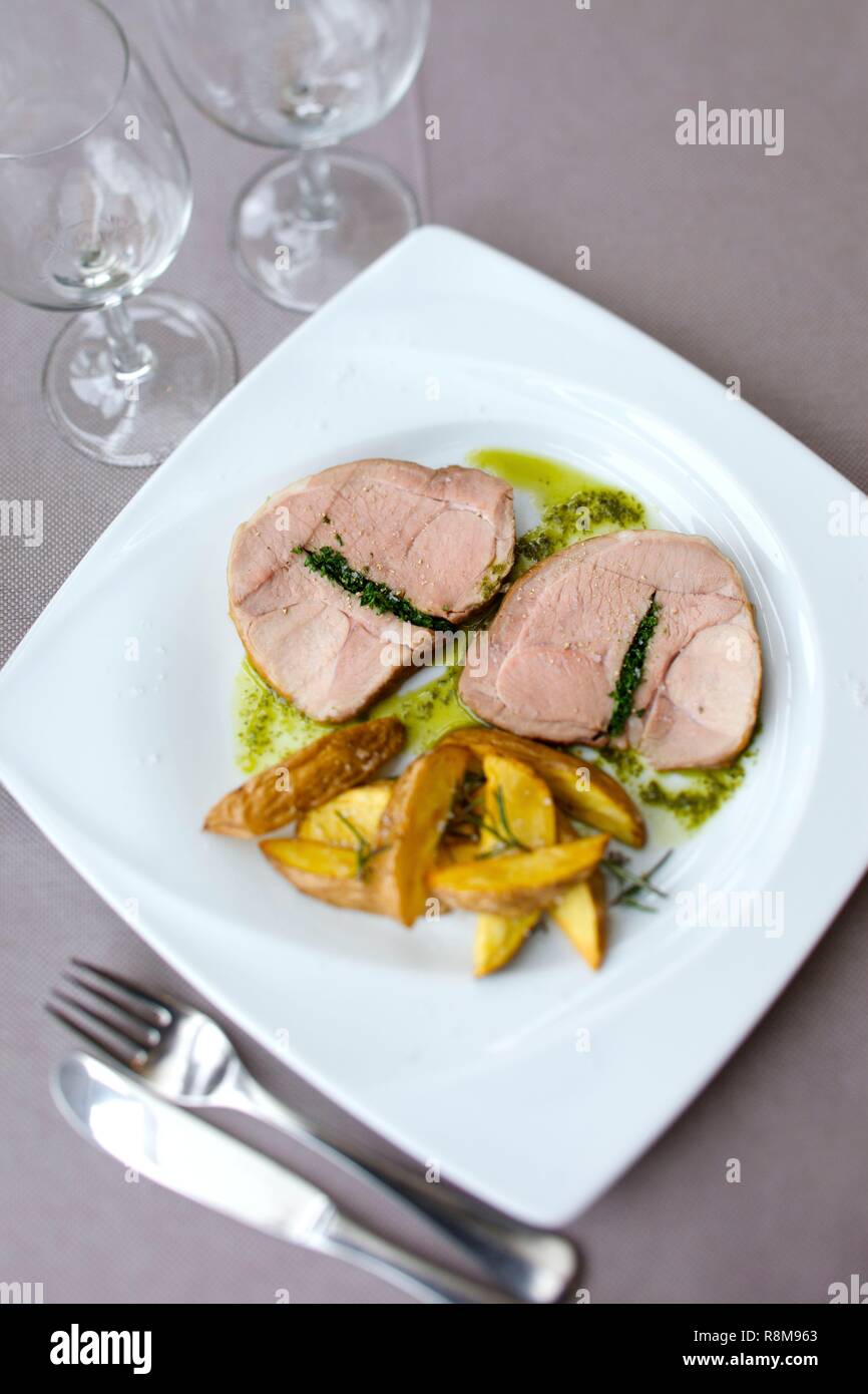 Recipe salted lamb, leg of herbs stuffed with crisp apples Stock Photo ...