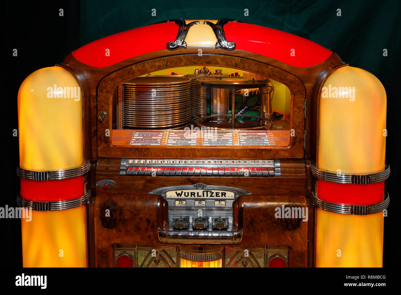 Vintage1940 Wurlitzer Model 800 Jukebox Stock Photo - Alamy Vintage1940 Wurlitzer Model 800 Jukebox Stock Photo - Alamy