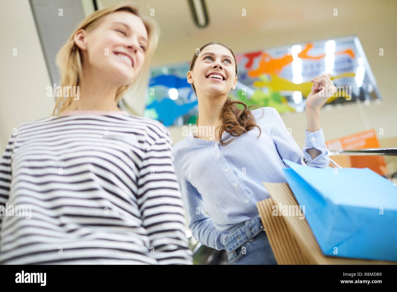 Young shoppers hi-res stock photography and images - Alamy