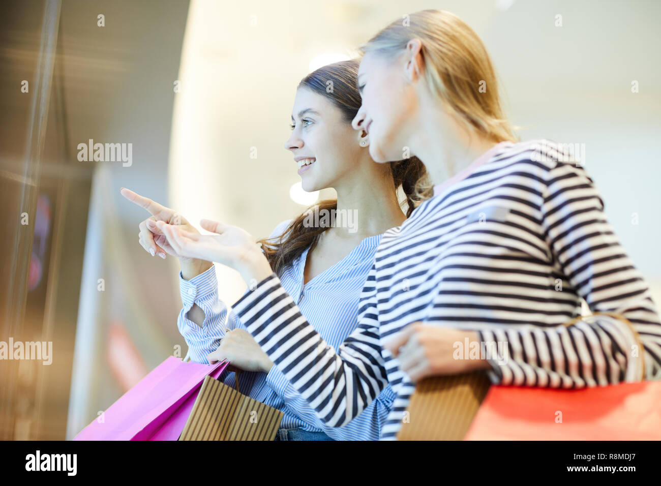 Woman discussing price shop hi-res stock photography and images - Alamy