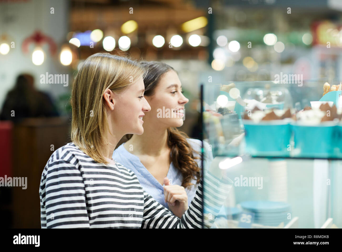 Girls in cafeteria Stock Photo - Alamy