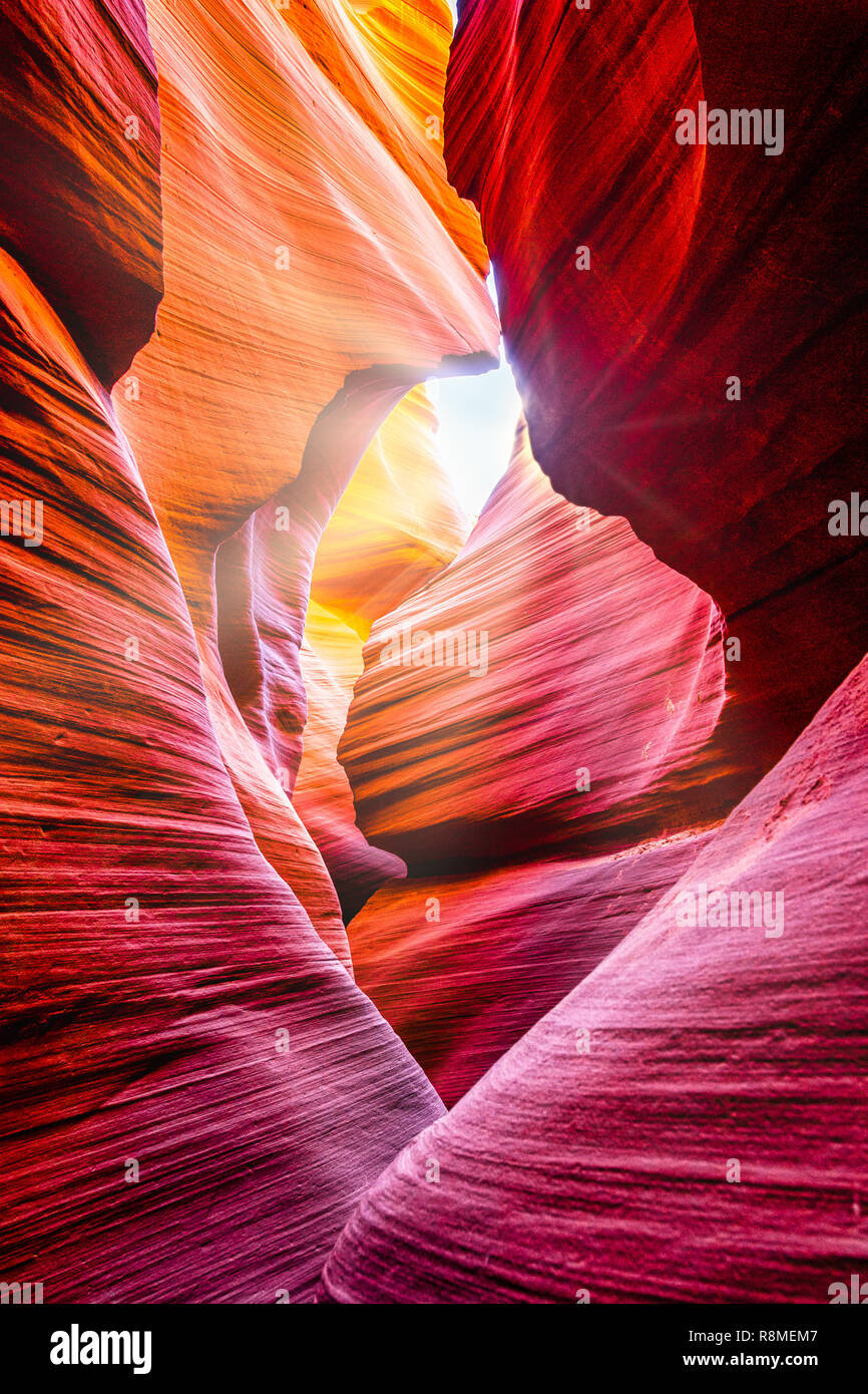 Sun rays shining the rocks in the inner canyon of Antelope Canyon Stock ...