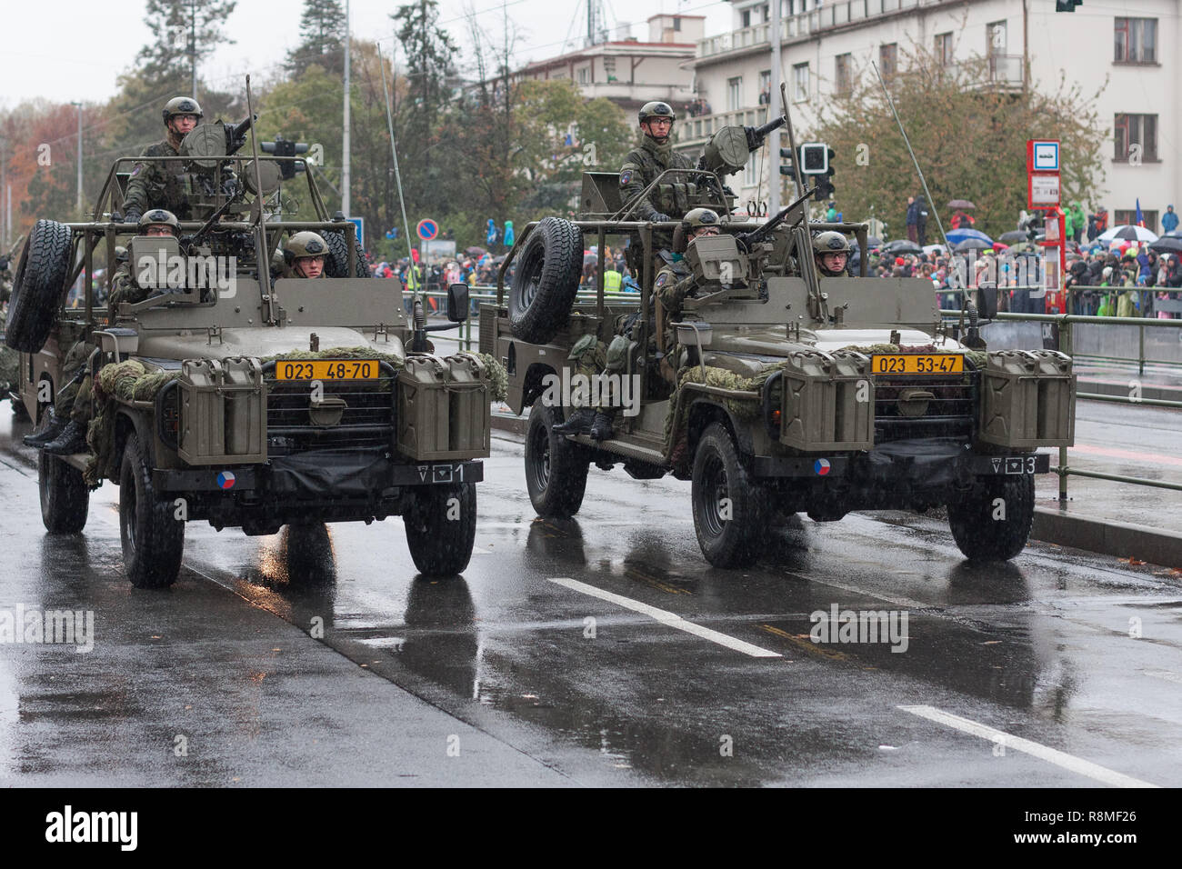 Land rover defender in military hi-res stock photography and images - Alamy