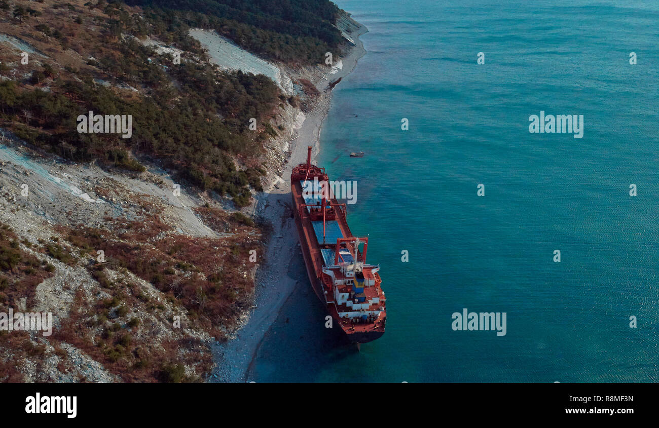 Stranded boat big ocean hi-res stock photography and images - Alamy