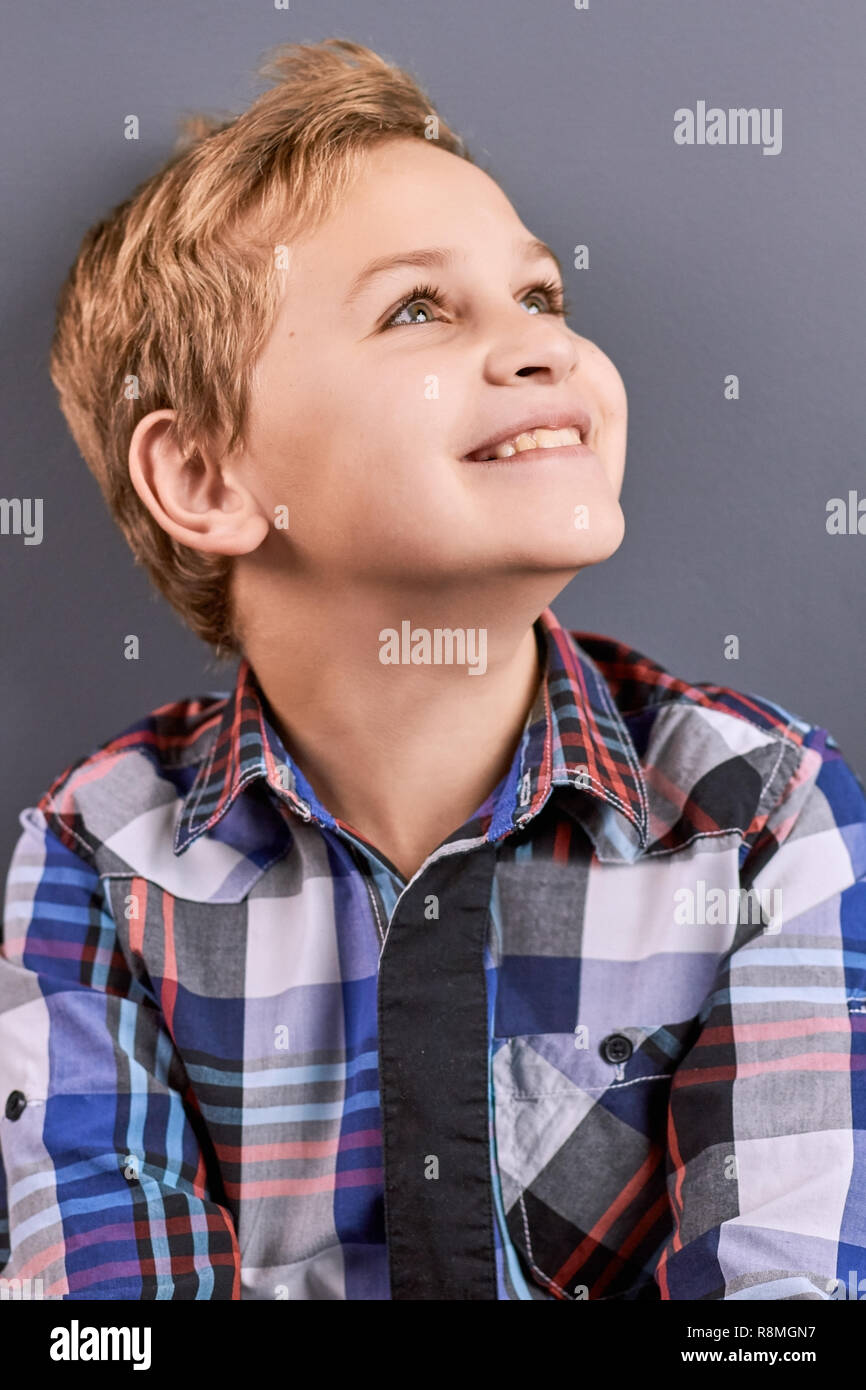 Looking upwards child hi-res stock photography and images - Alamy