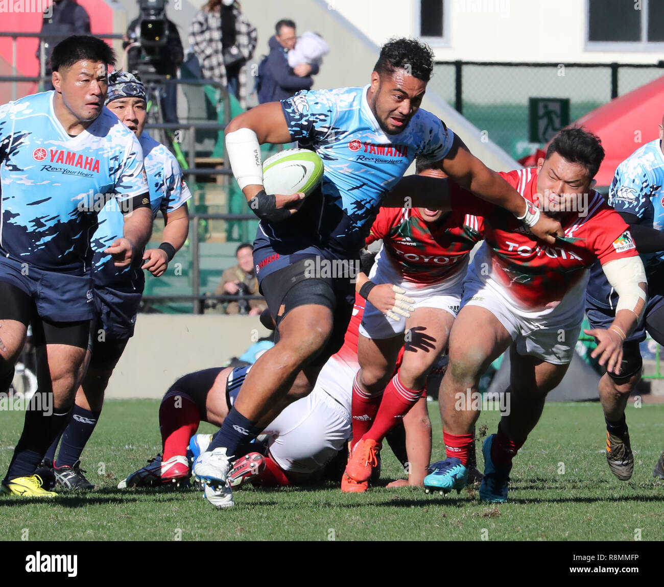 Tokyo, Japan. 15th Dec, 2018. Yamaha Jubilo Uwe Helu carries the ball ...