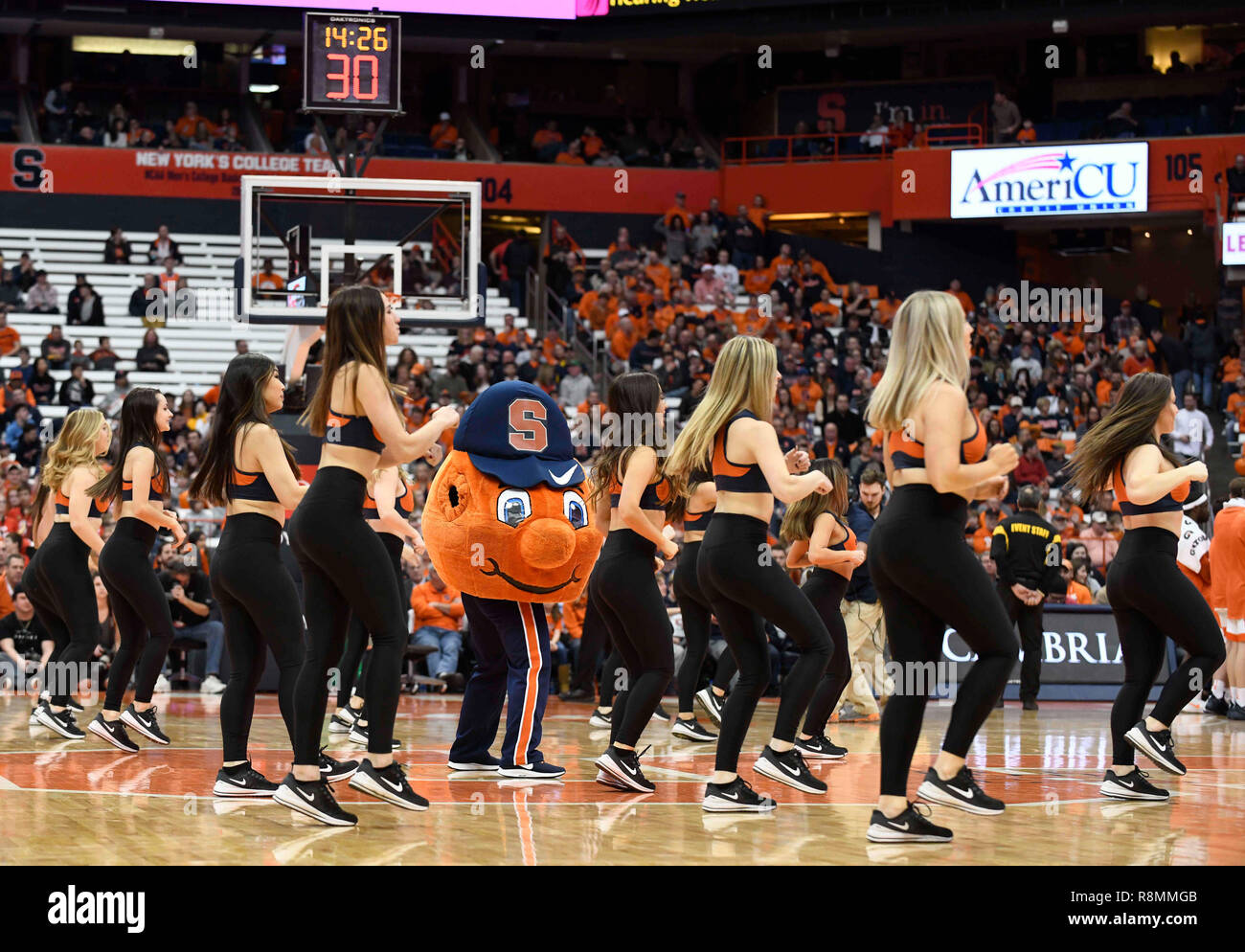 University dance team hi-res stock photography and images - Alamy