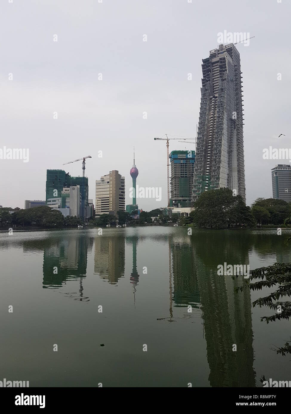 Colombo, Sri Lanka. 18th Nov, 2018. Between high-rise construction ...