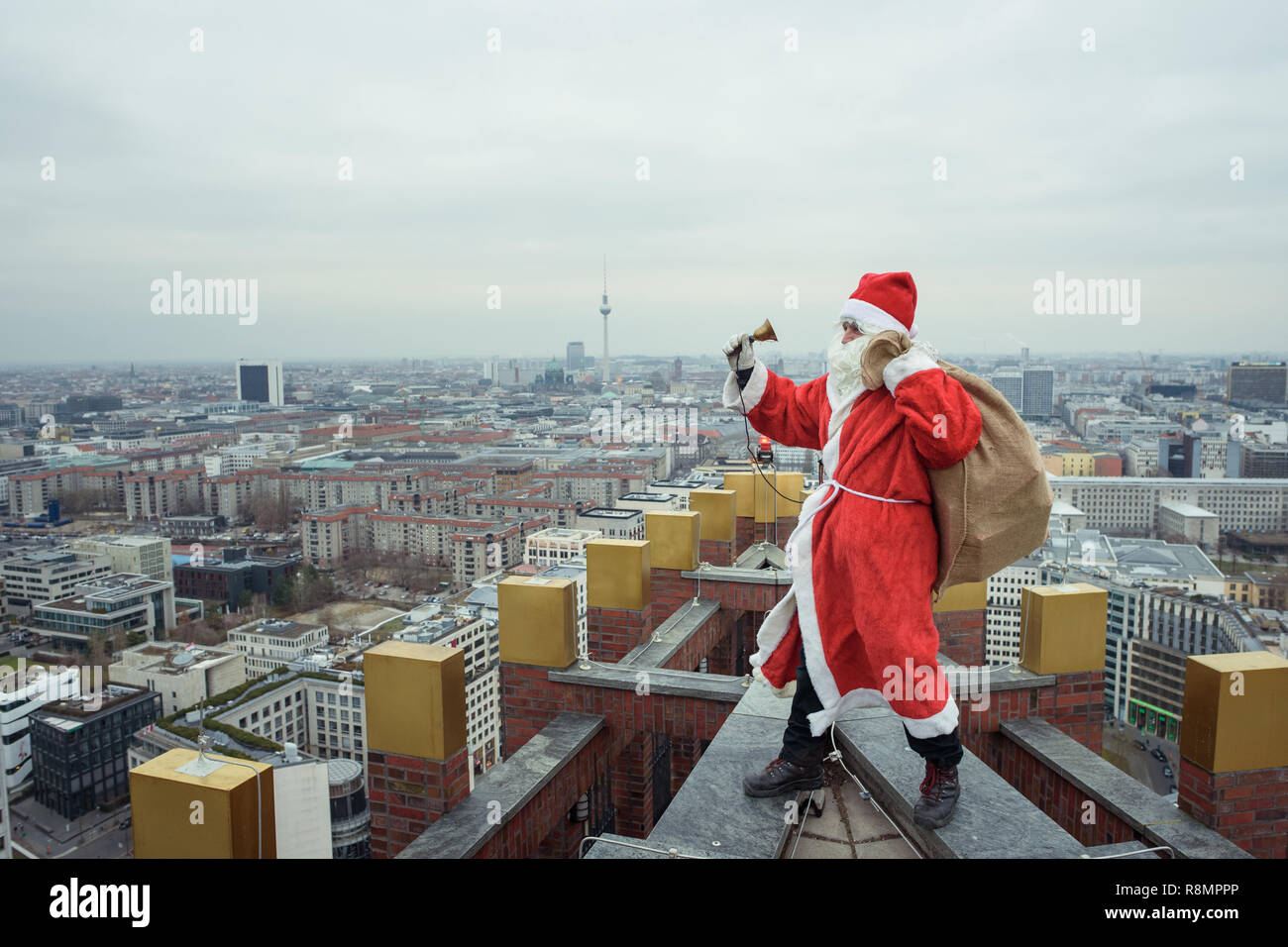 Berlin, Germany. 16th Dec, 2018. A professional climber disguised as ...
