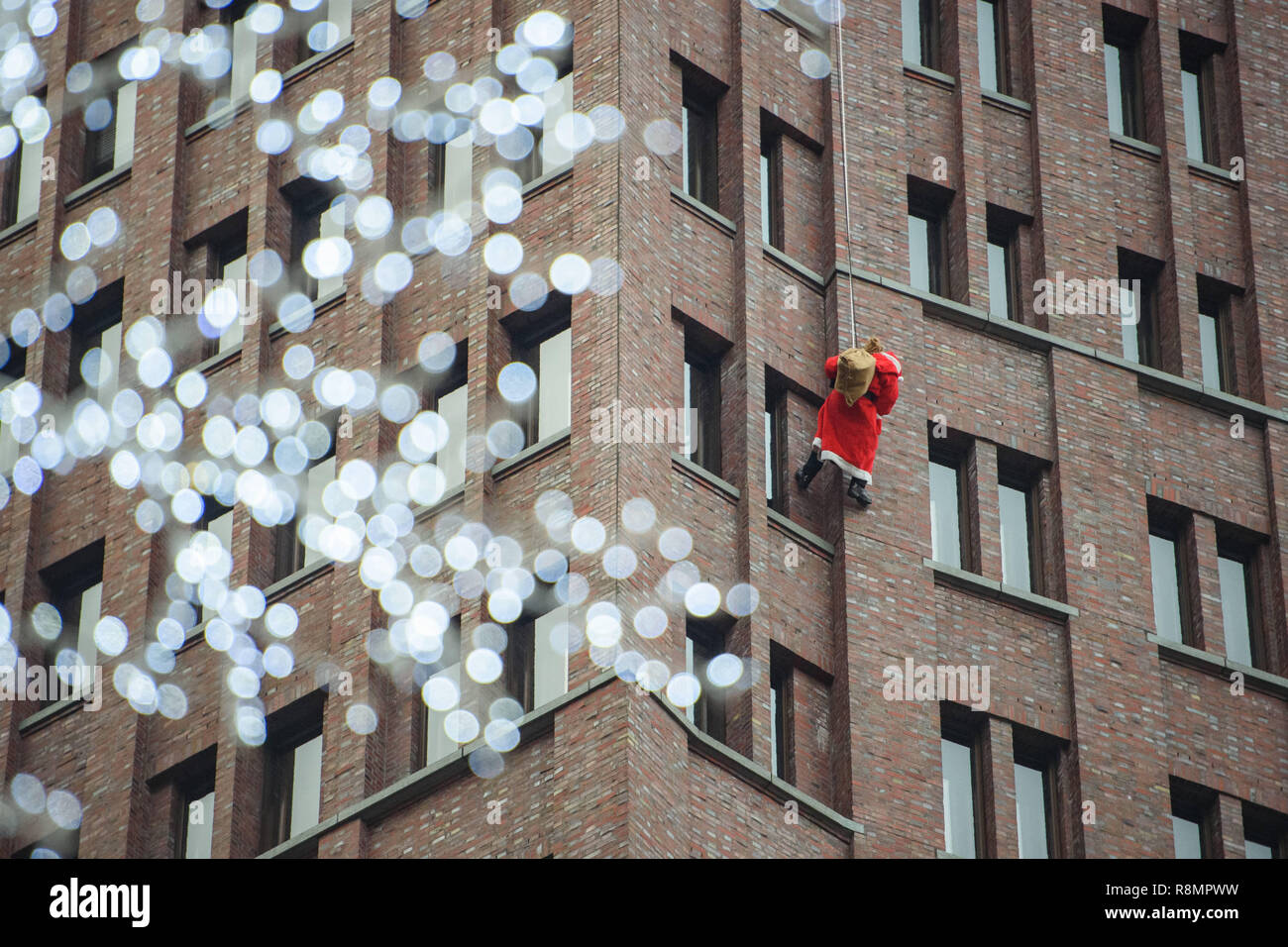 Berlin, Germany. 16th Dec, 2018. A professional climber disguised as ...
