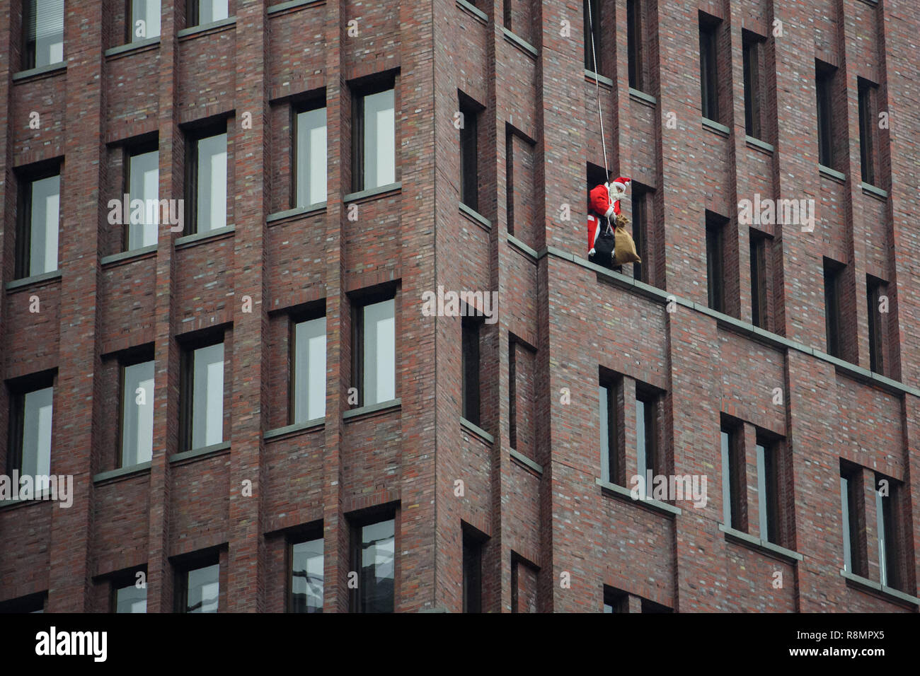 Berlin, Germany. 16th Dec, 2018. A professional climber disguised as ...