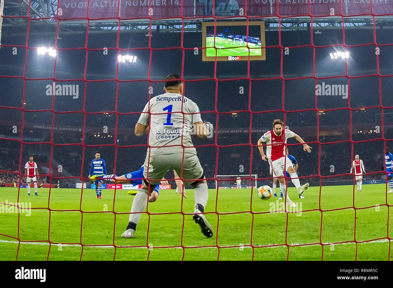Goalkeeper agil etemadi hi-res stock photography and images - Alamy