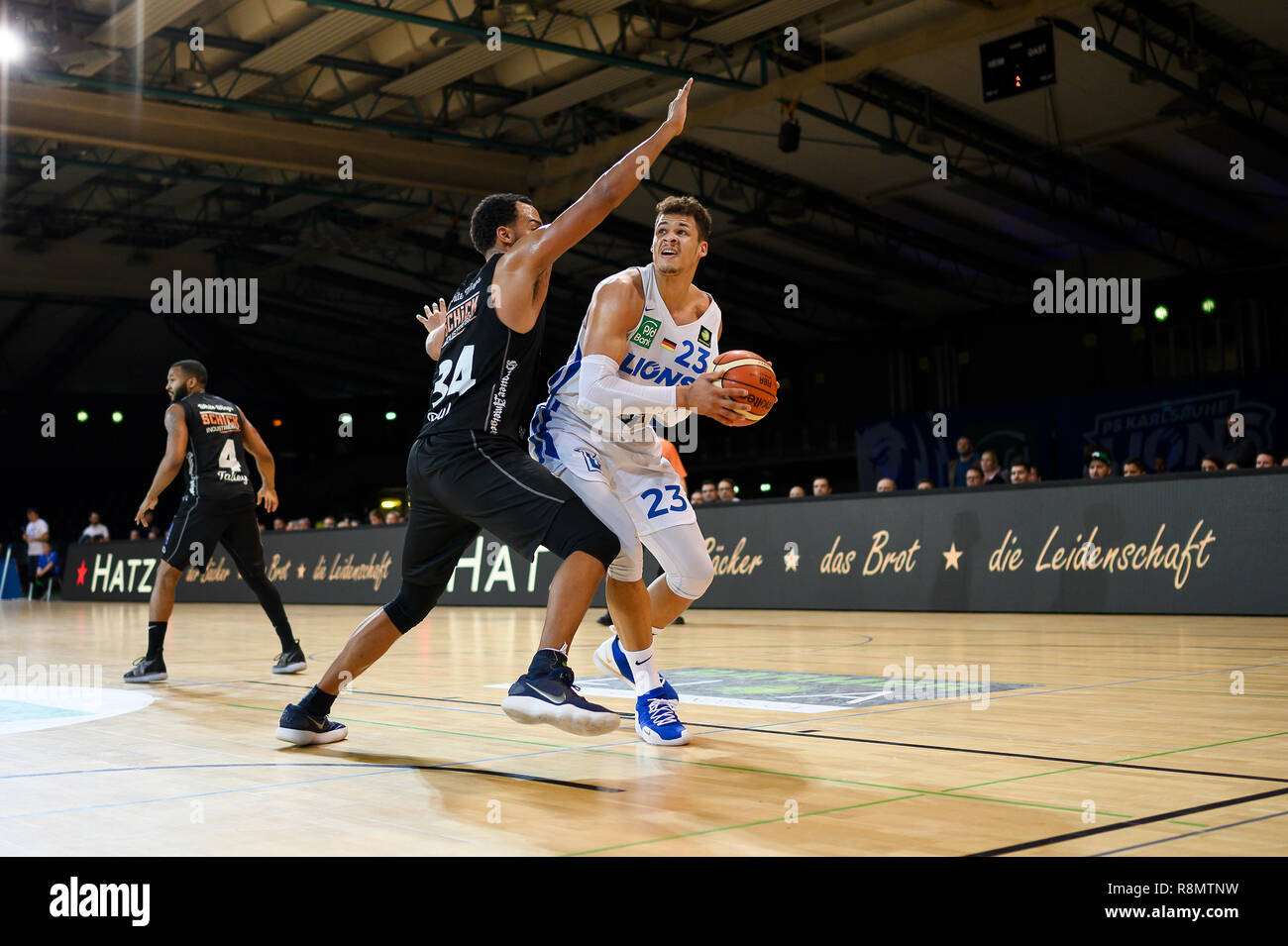 Maurice Pluskota (Lions) in duels with Kalidou Diouf (Hanau). GES / Basketball / ProA: PSK Lions ...