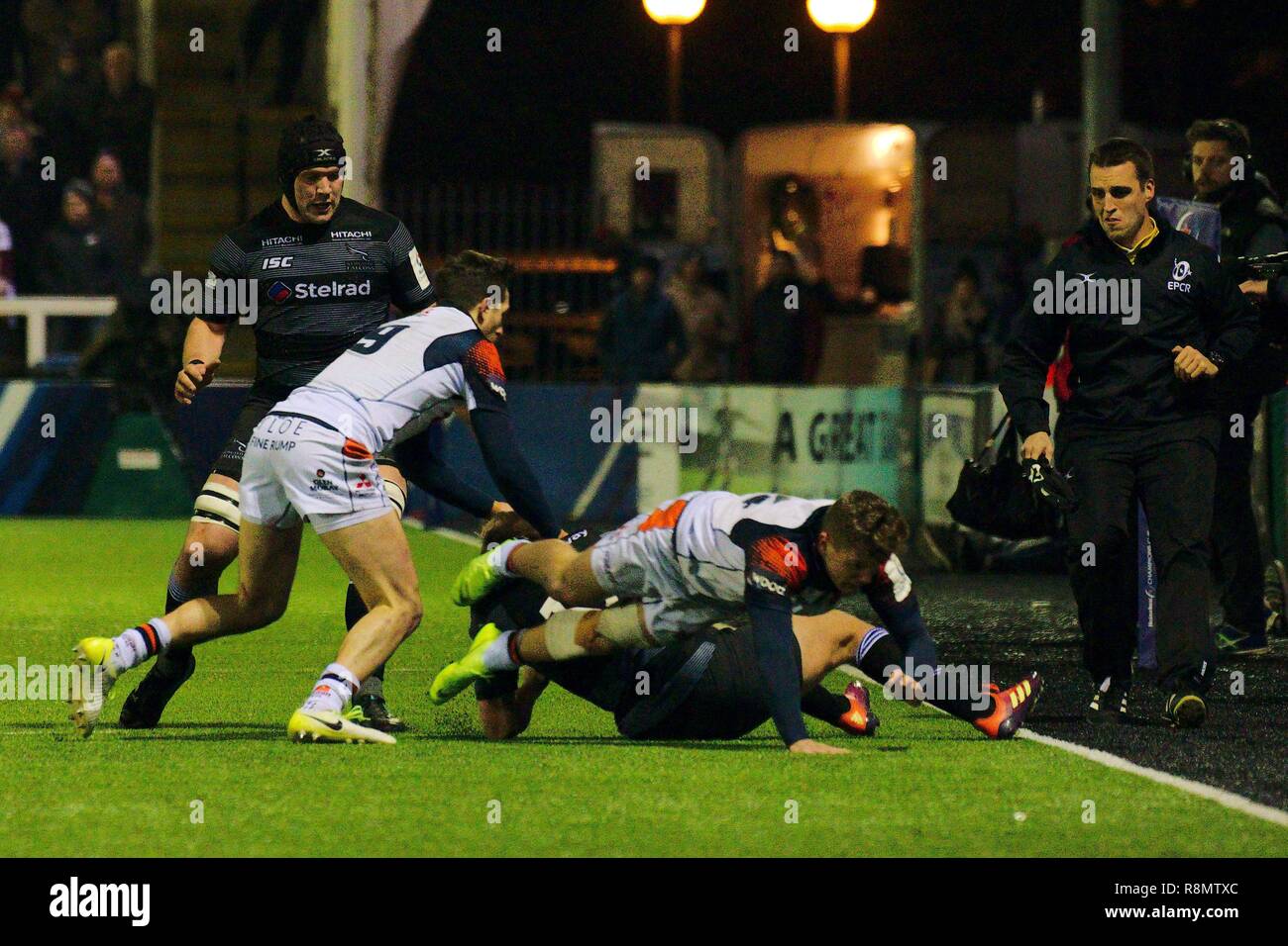 Tackling rugby player hi-res stock photography and images - Alamy