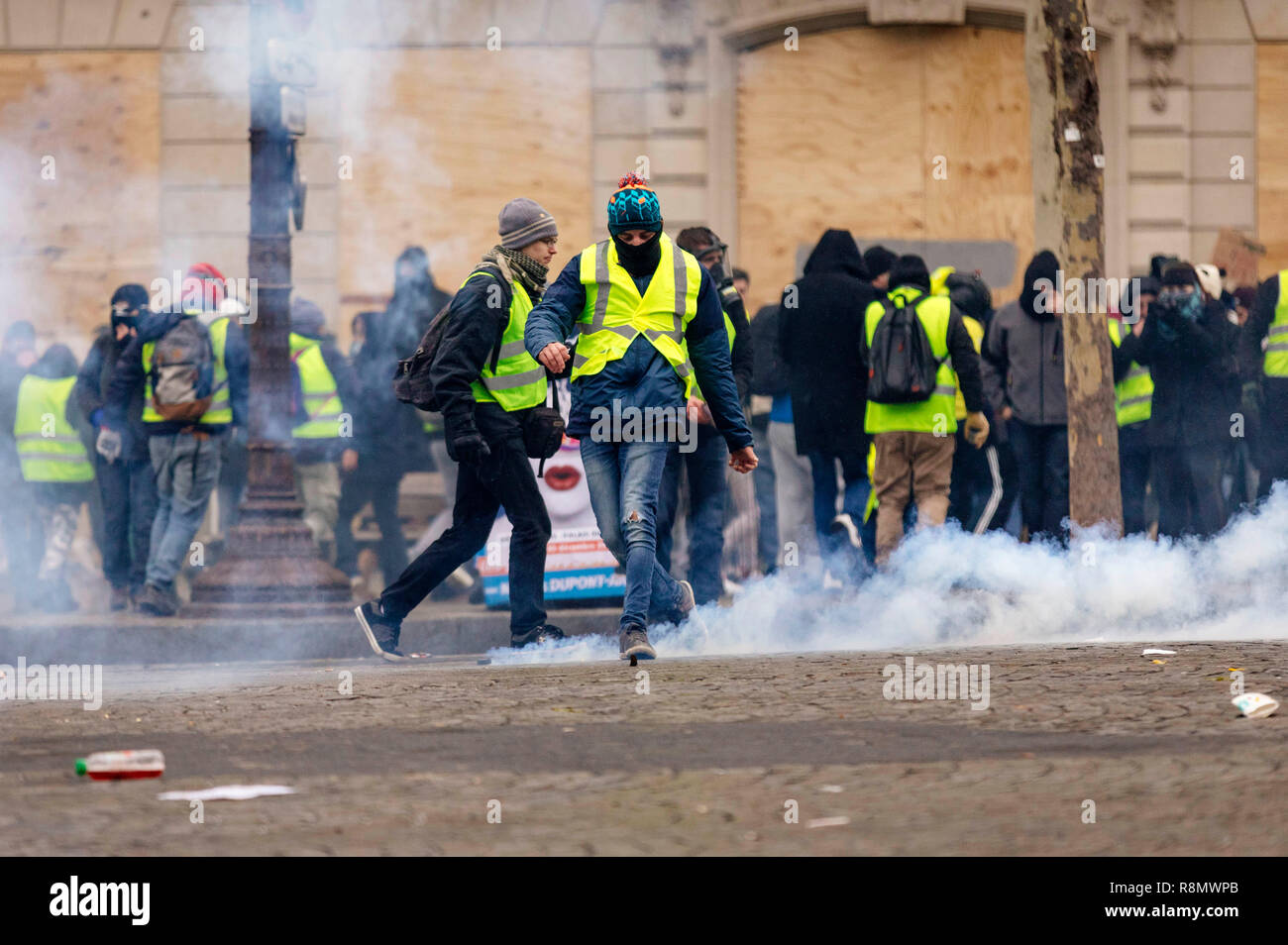 Yellow west protests hi-res stock photography and images - Alamy