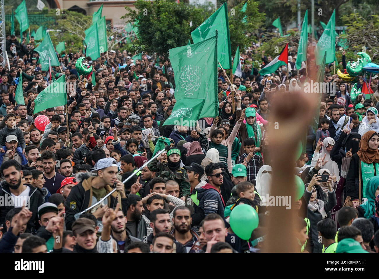 Gaza City, The Gaza Strip, Palestine. 16th Dec, 2018. Thousands of ...