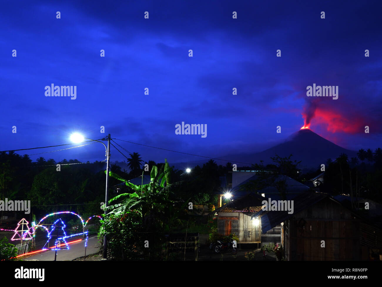 Minahasa, North Sulawesi, Indonesia. 16th Dec, 2018. Hot lava sews from ...
