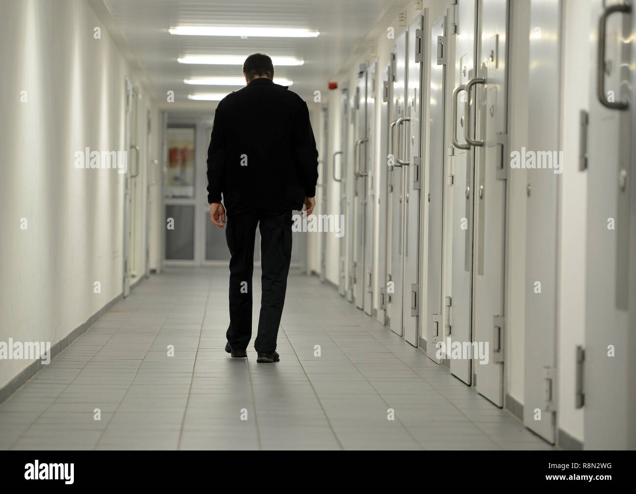 Wittlich, Germany. 12th Dec, 2018. A prison officer of the Wittlich ...