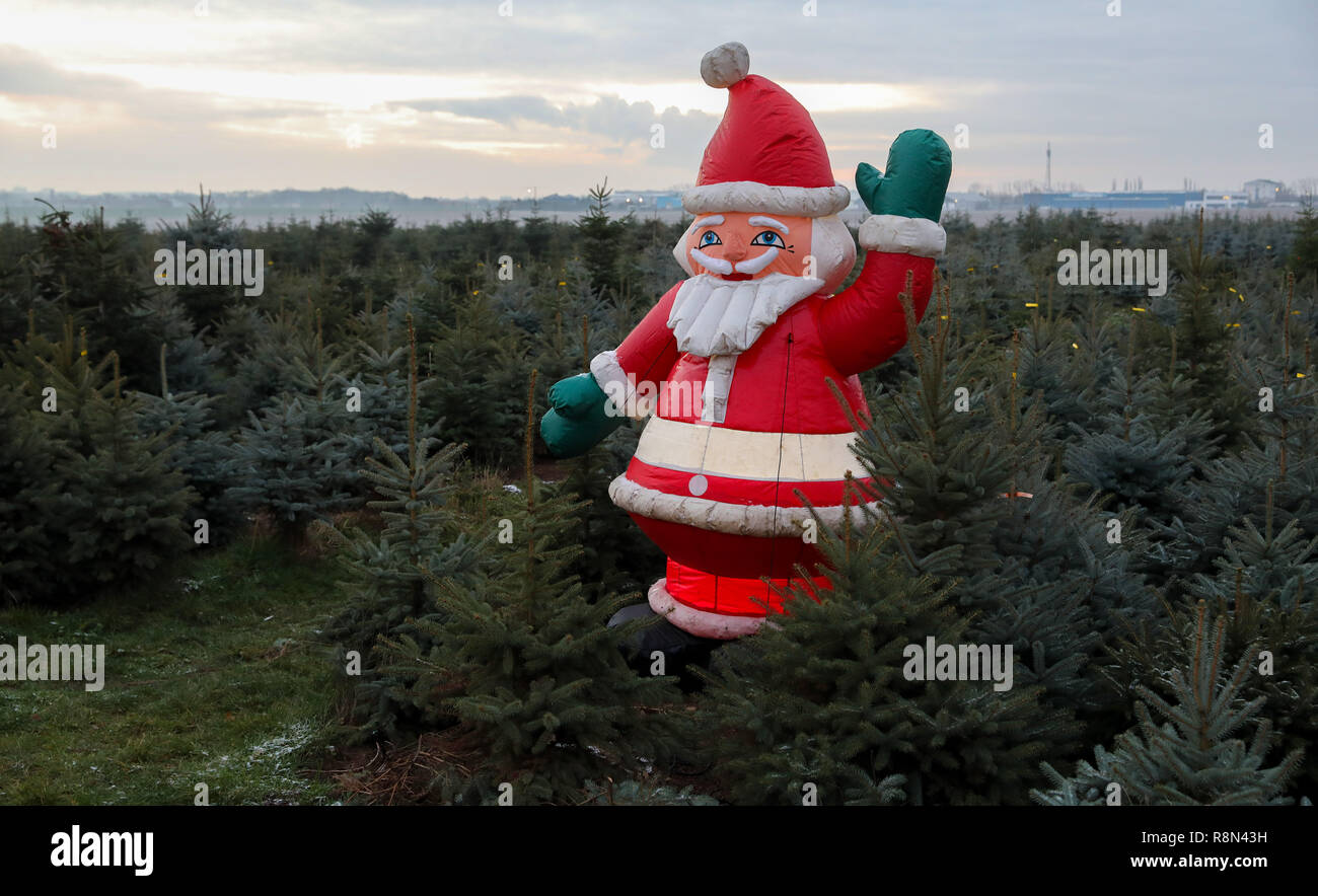Leipzig, Germany. 17th Dec, 2018. A Santa Claus stands in a green ...