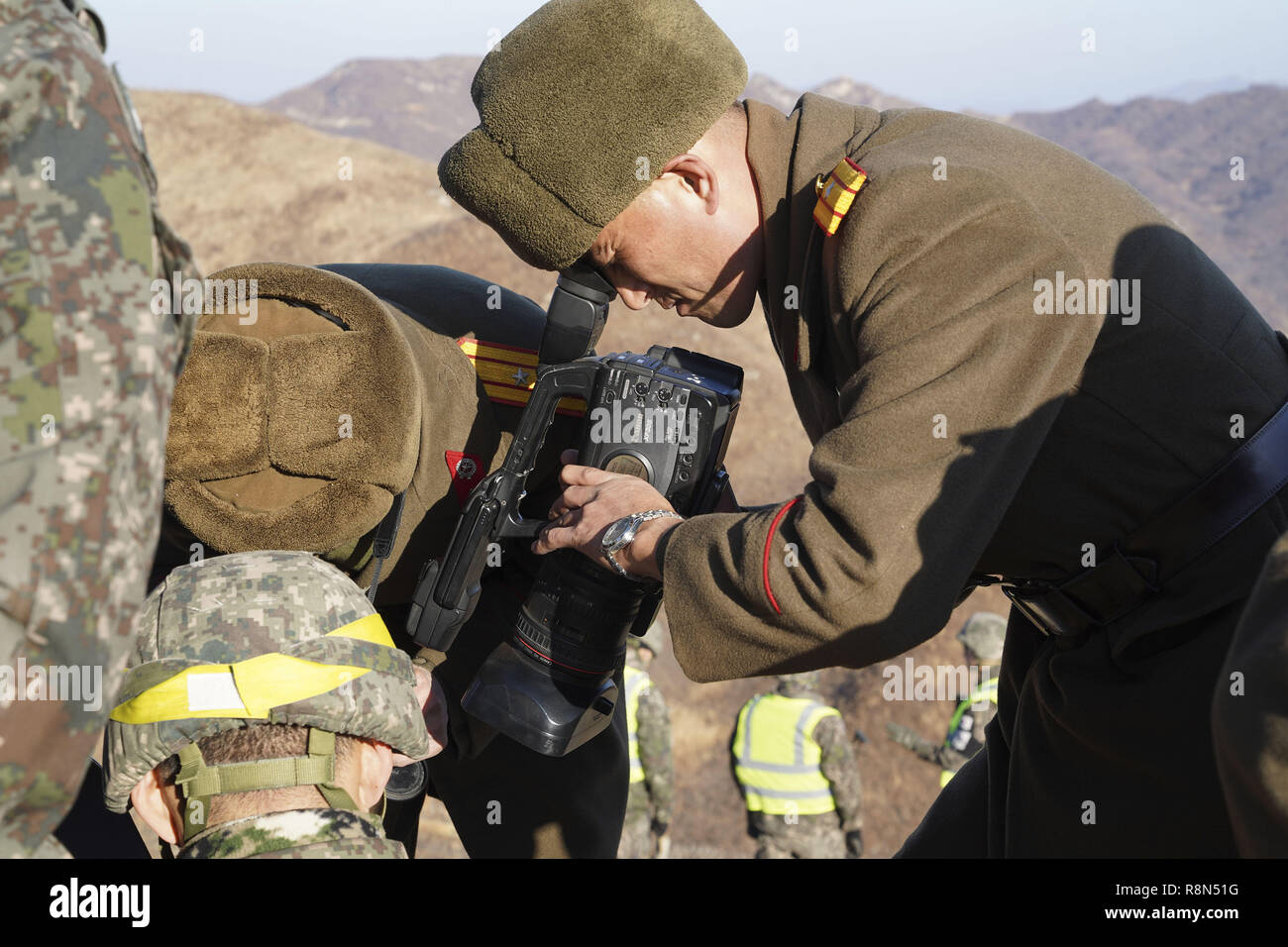South guard soldier army dmz hi-res stock photography and images - Alamy