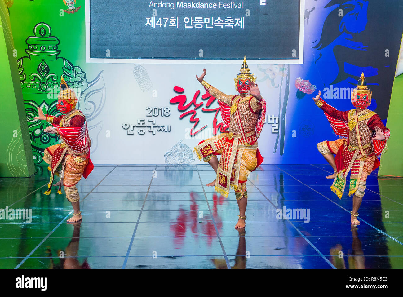 Thai dancers performing the traditinal Thai Khon dance at the Mask ...