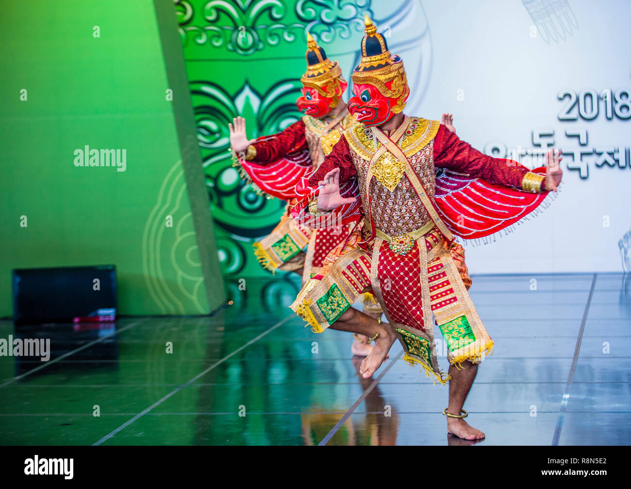 Thai dancers performing the traditinal Thai Khon dance at the Mask ...