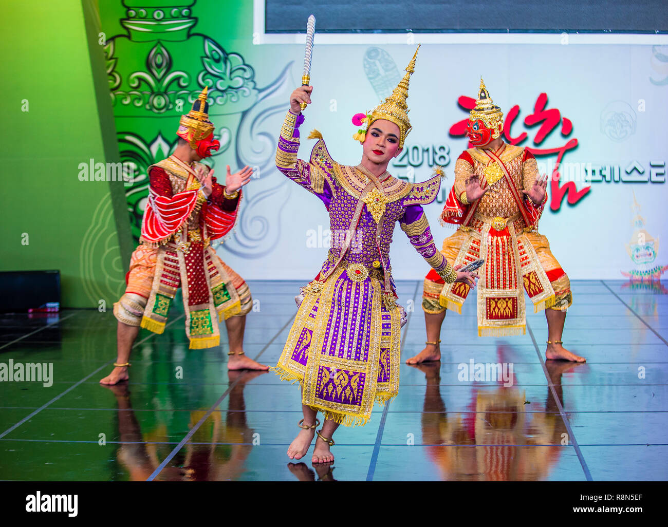 Thai dancers performing the traditinal Thai Khon dance at the Mask ...