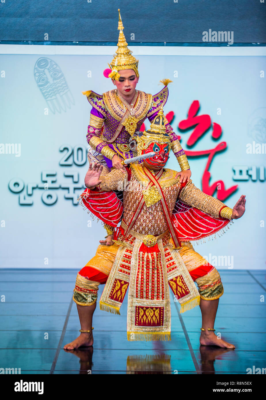 Thai dancers performing the traditinal Thai Khon dance at the Mask ...