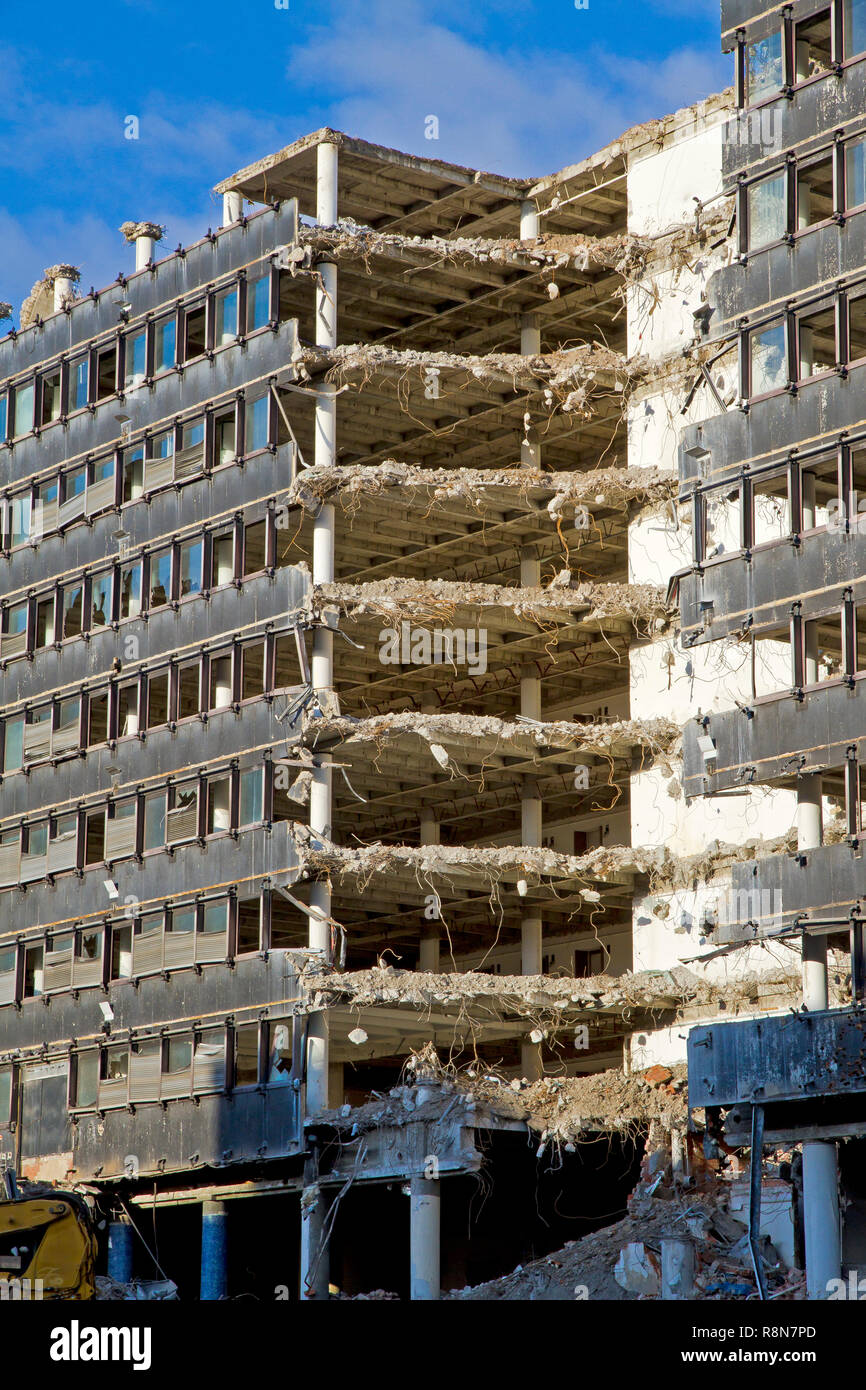 Demolition of a building Stock Photo - Alamy