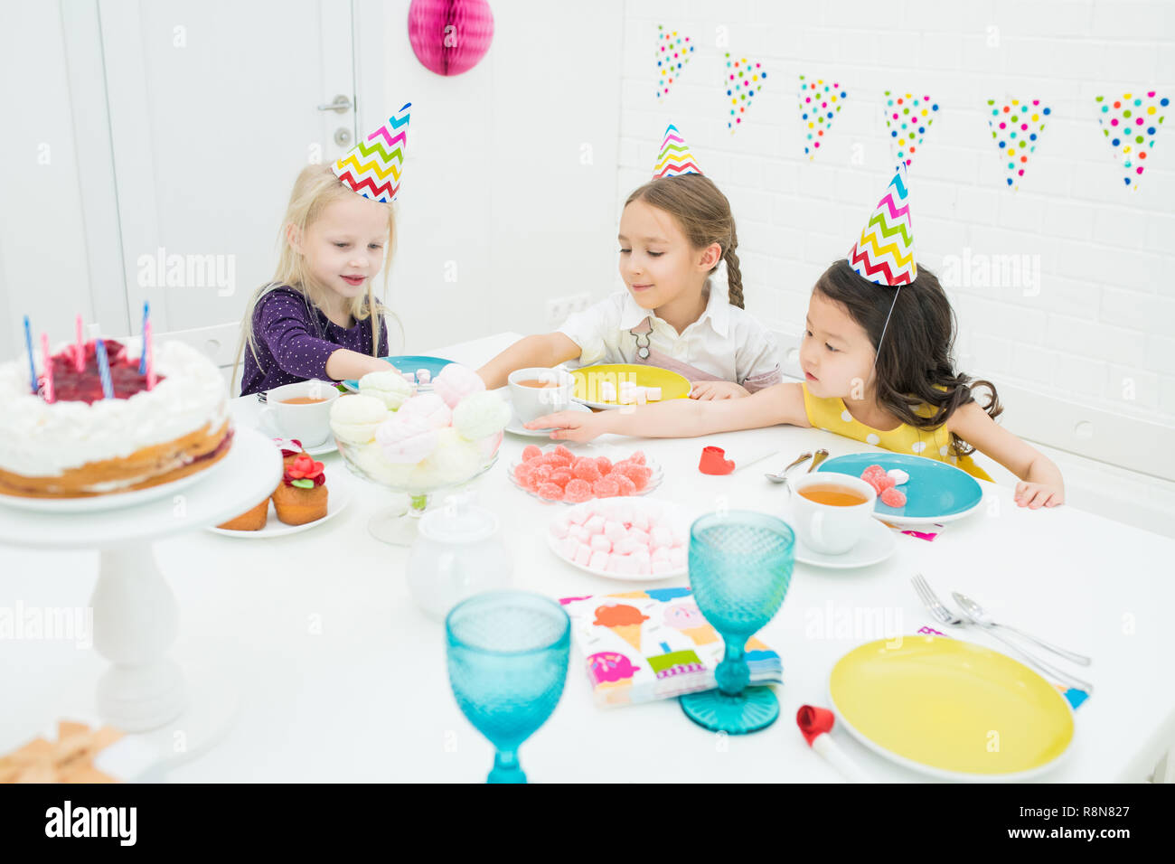 Kids eating party food hi-res stock photography and images - Alamy