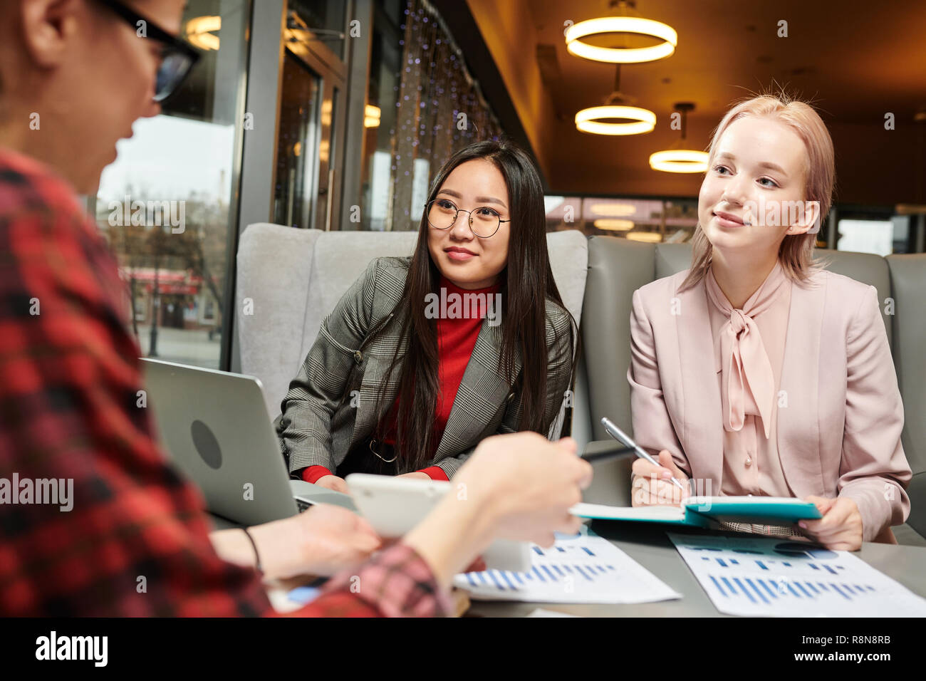 Group discussion cafe hi-res stock photography and images - Alamy