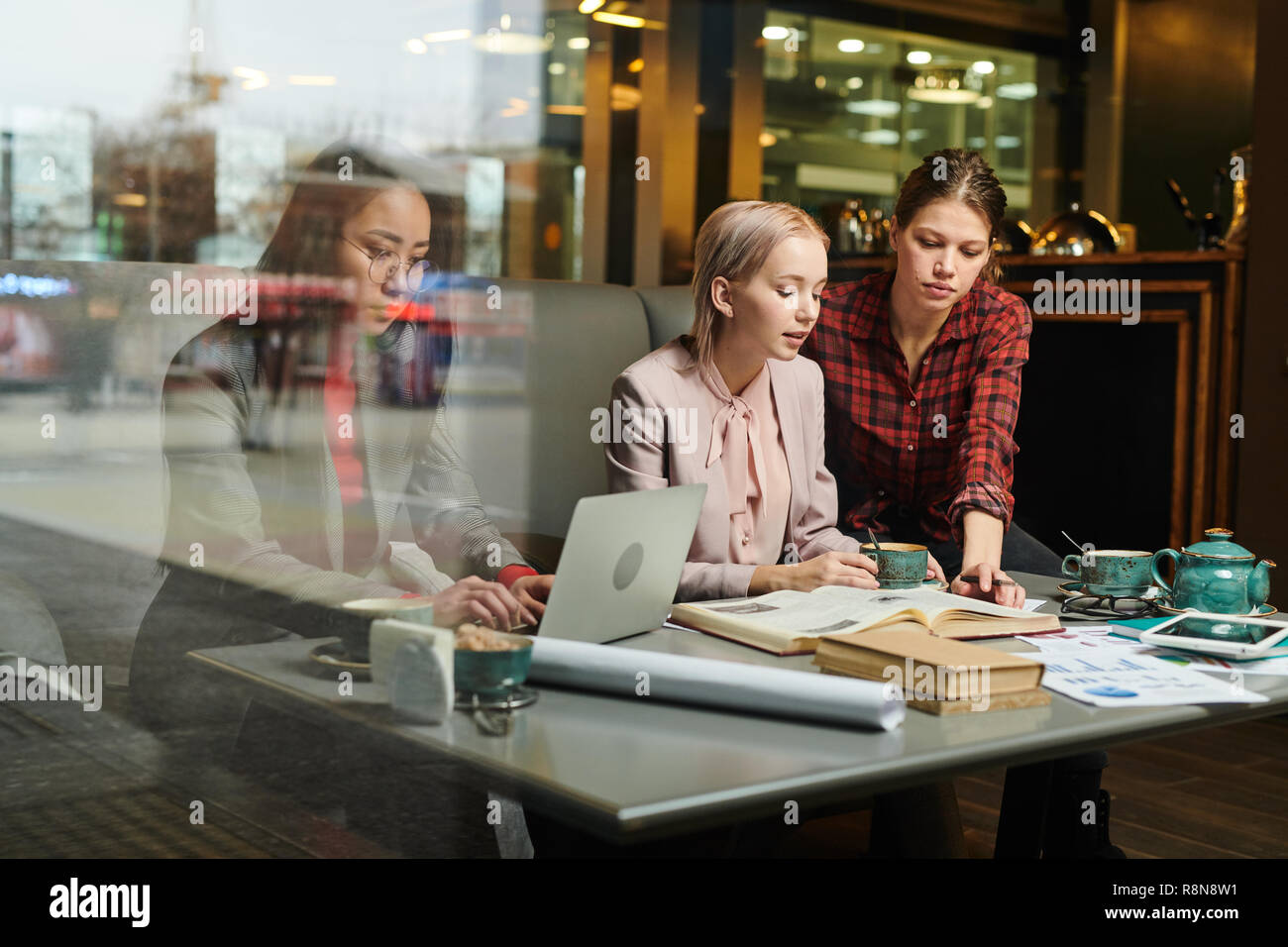 Students doing homework together Stock Photo - Alamy