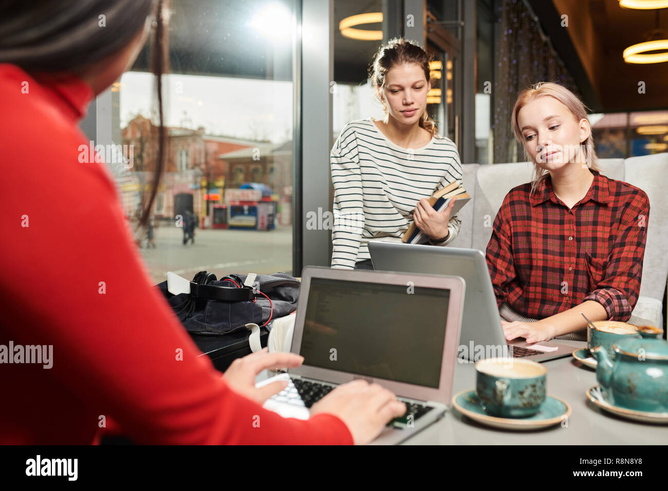 Students using computers for study Stock Photo - Alamy
