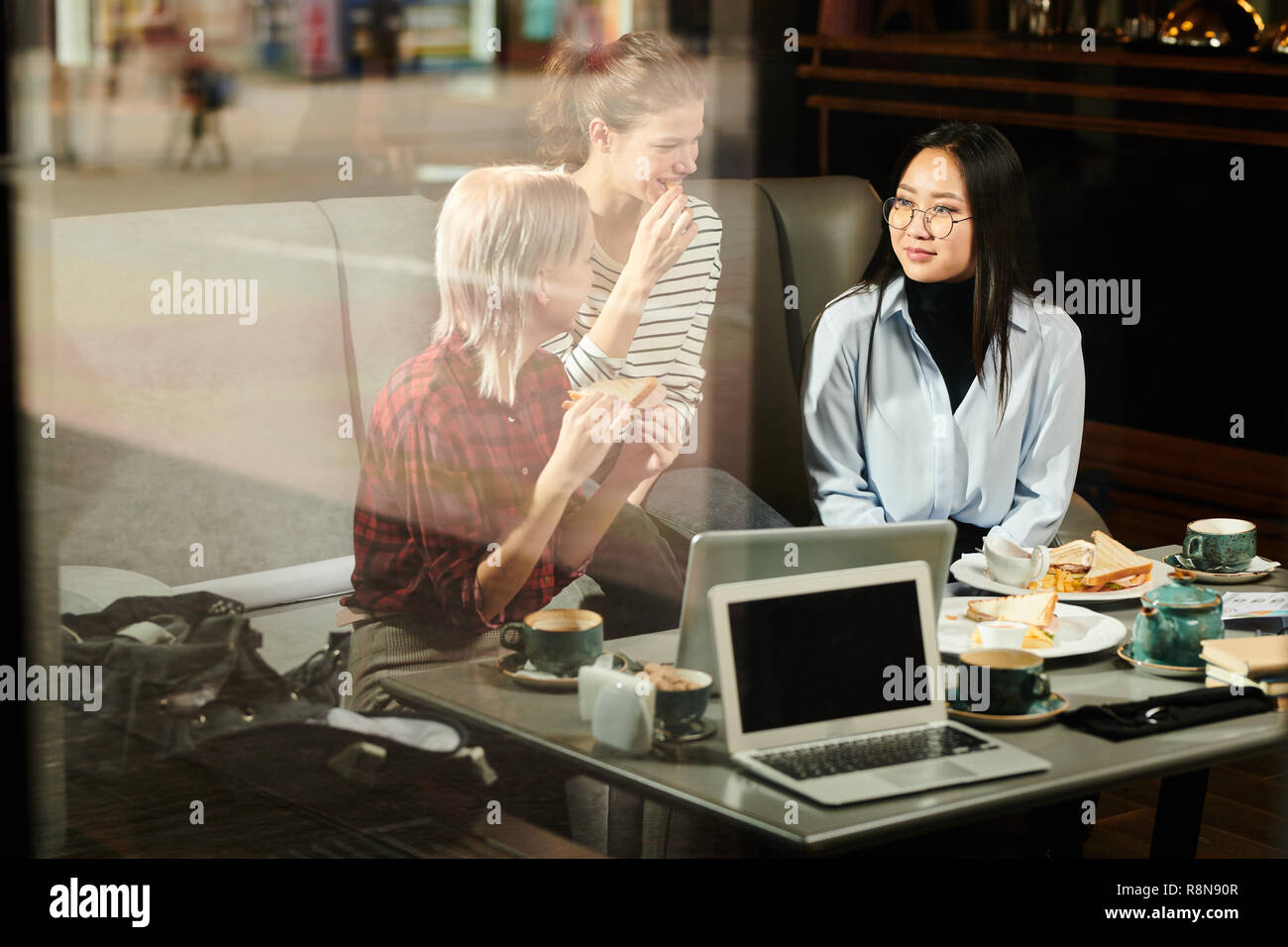 Students have lunch after classes Stock Photo - Alamy