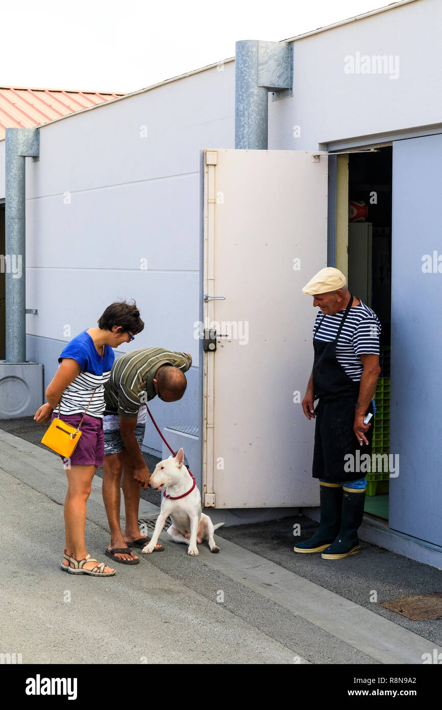 Fishmonger france hi-res stock photography and images - Alamy