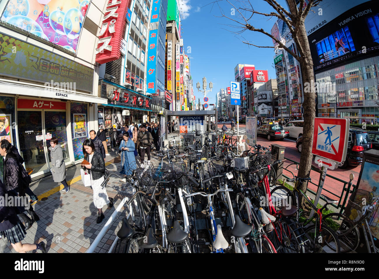 Traffic congestion in tokyo, japan hi-res stock photography and images ...