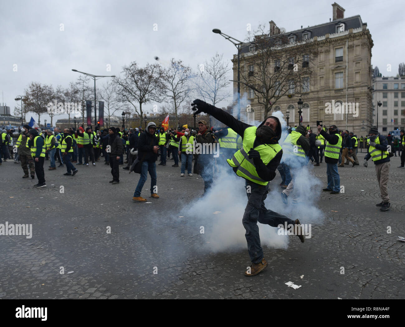December 08, 2018 - Paris, France: Yellow Vests clash with French riot ...