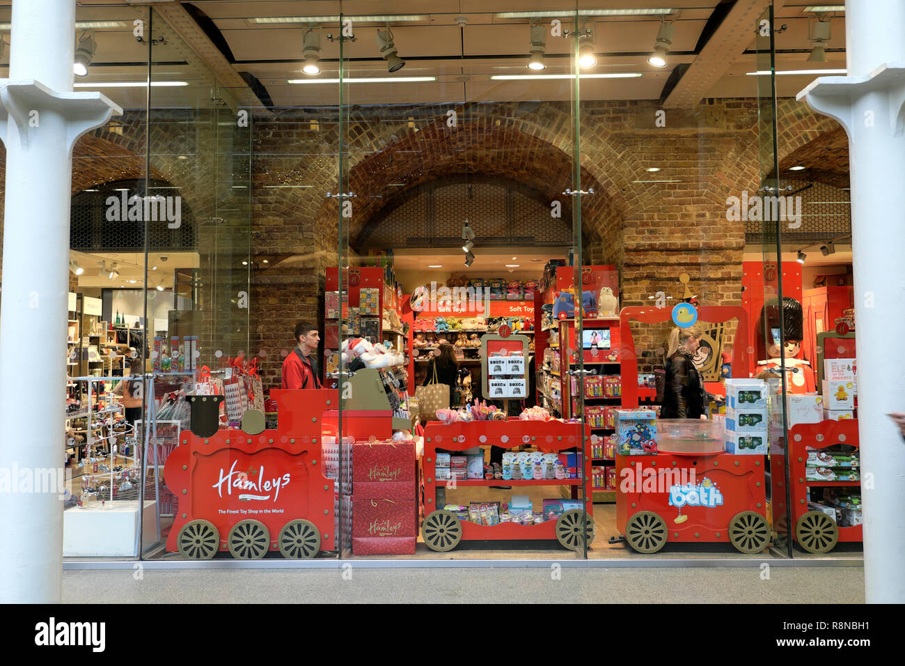 Hamleys london hi-res stock photography and images - Alamy
